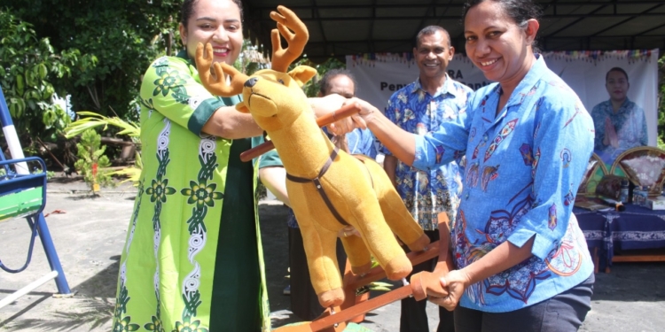 38 PAUD di Waropen Terima Bantuan, Bunda Paud Ny.Grace Bisai Rewang ...
